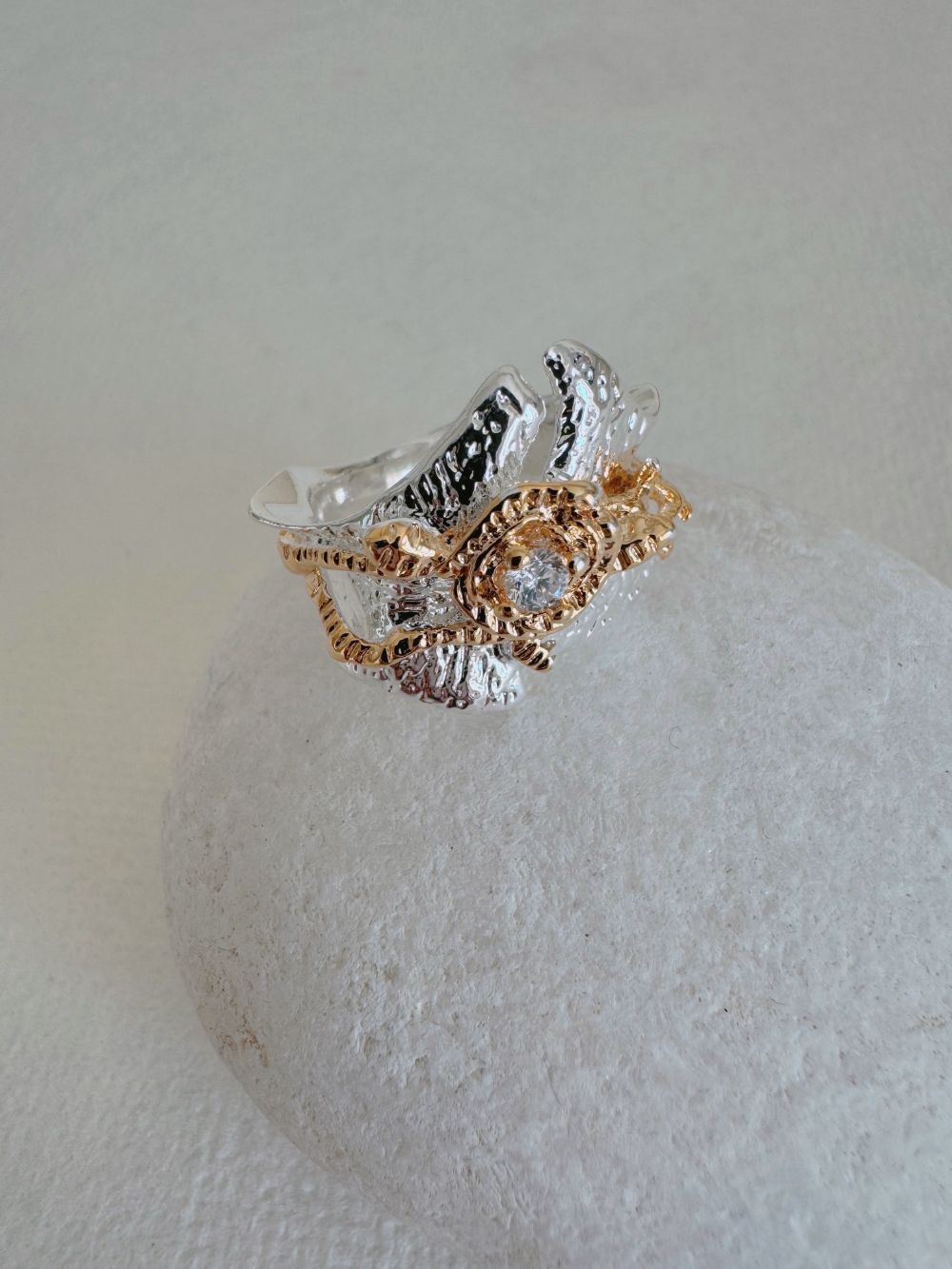 Brushed Crown Retro Ring – Snowdrop Spring